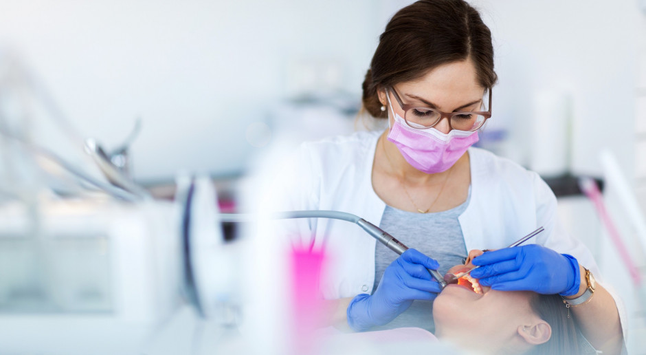 Anna Lella: promocja lekarza dentysty na tzw. gruponach niezgodna z prawem