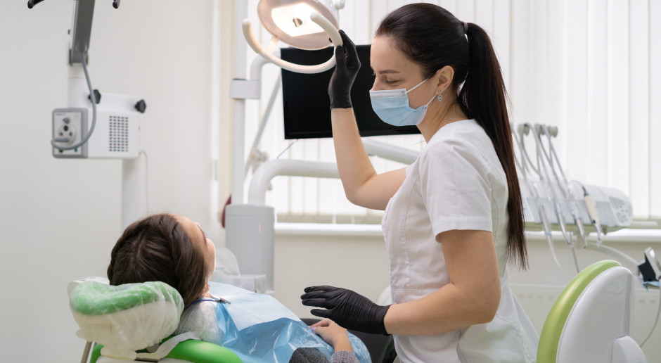 Na NFZ nie powinno się leczyć zębów. Potwarz?