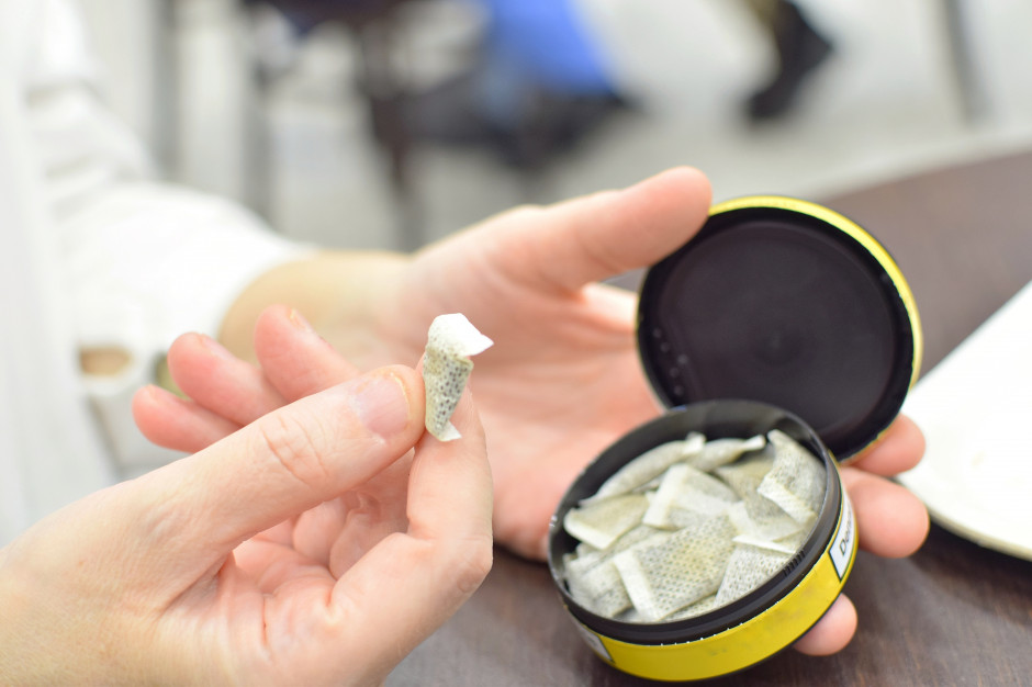 Nikotyna w saszetkach. Dentysta zdecydowanie odradza. Dlaczego?